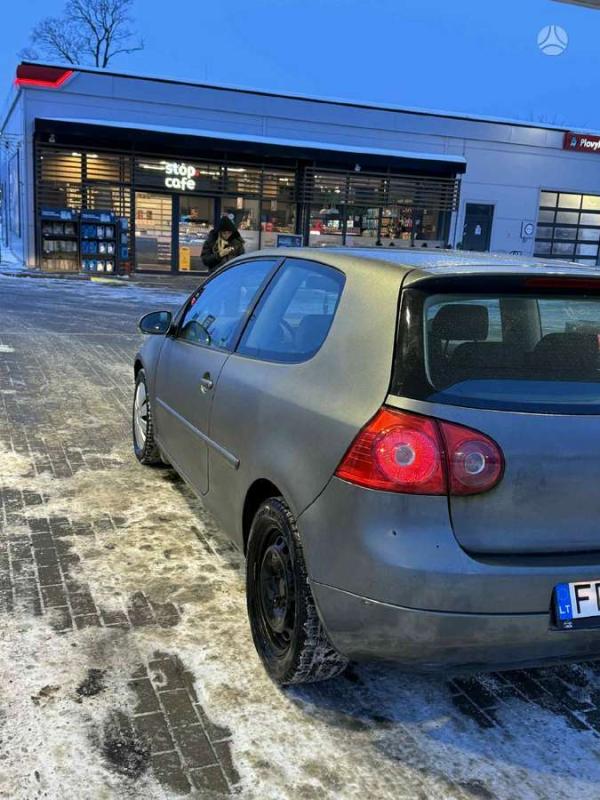 Pelēks Volkswagen Golf 2005 Panevēža, ar dzinēja tilpumu 1.90 L un nobraukumu 281 tūkst. km par 1100 €, foto 5 vietnē AUTOMOTO.COM.LV