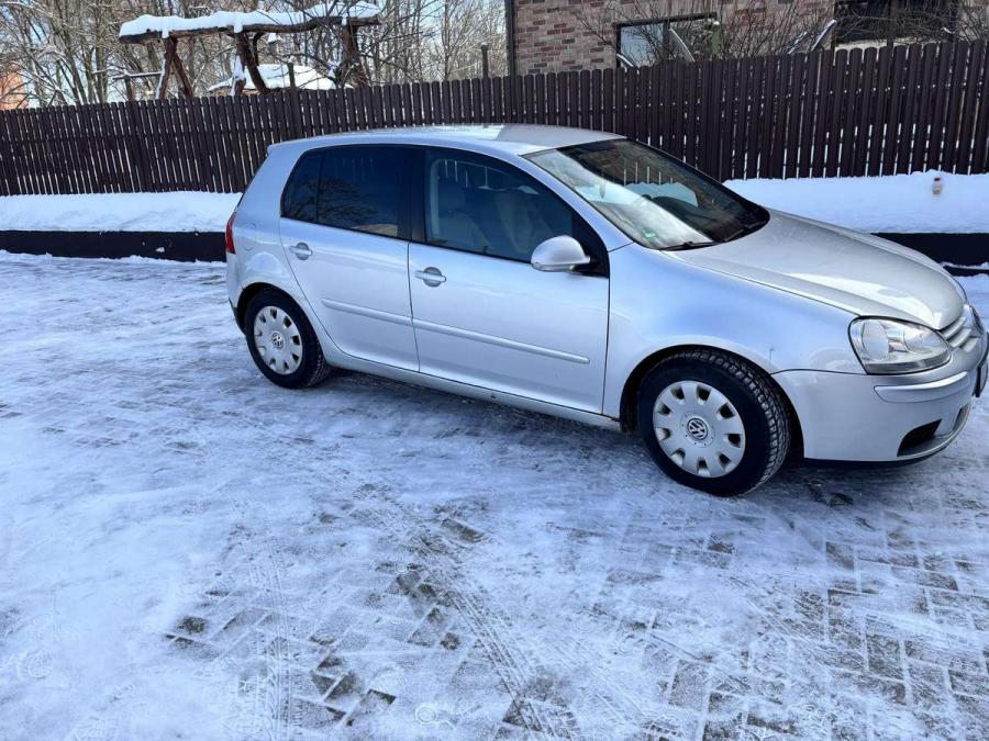 Pelēks Volkswagen Golf 2005 Kėdainiai, ar dzinēja tilpumu 1.90 L un nobraukumu 430 tūkst. km par 1350 €, foto 1 vietnē AUTOMOTO.COM.LV