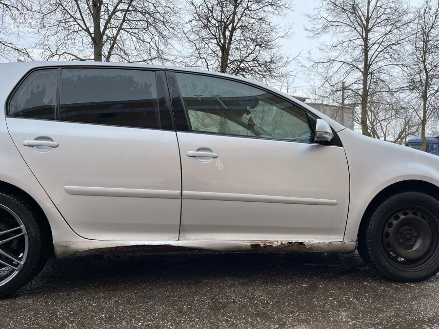 Grey Volkswagen Golf 2005 in Siauliai, with an engine capacity of 1.90 L and mileage of 374 thousand km for 700 €, photo 10 on AUTOMOTO.COM.LV