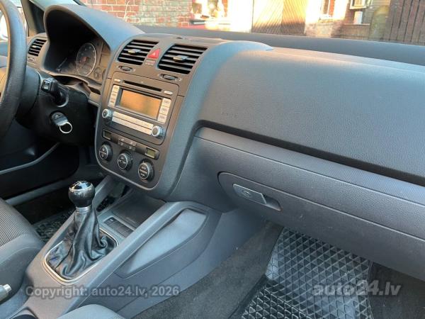 Pelēks Volkswagen Golf 2005 Viljandi, ar dzinēja tilpumu 0.00 L un nobraukumu 149 tūkst. km par 2200 €, foto 6 vietnē AUTOMOTO.COM.LV