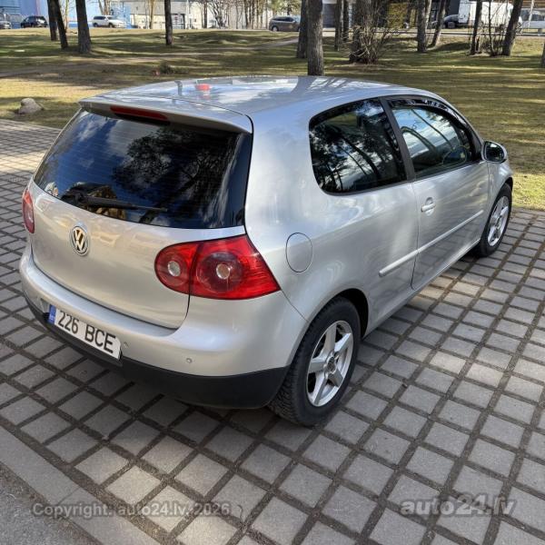 Pelēks Volkswagen Golf 2005 Tallina, ar dzinēja tilpumu 1.90 L un nobraukumu 263 tūkst. km par 2499 €, foto 5 vietnē AUTOMOTO.COM.LV