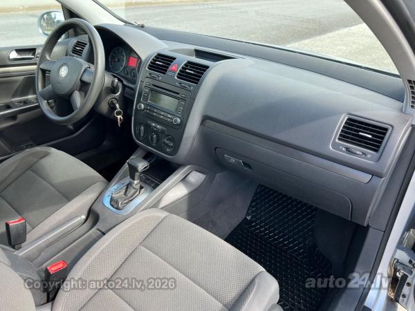 Grey Volkswagen Golf 2005 in Tallinn, with an engine capacity of 1.60 L and mileage of 216 thousand km for 735 €, photo 8 on AUTOMOTO.COM.LV
