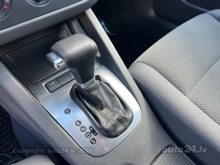 Pelēks Volkswagen Golf 2005 Tallina, ar dzinēja tilpumu 1.60 L un nobraukumu 216 tūkst. km par 735 €, foto 16 vietnē AUTOMOTO.COM.LV
