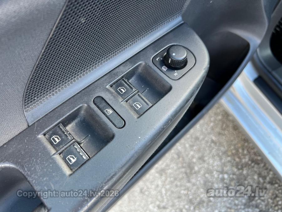 Pelēks Volkswagen Golf 2005 Tallina, ar dzinēja tilpumu 1.60 L un nobraukumu 216 tūkst. km par 735 €, foto 17 vietnē AUTOMOTO.COM.LV