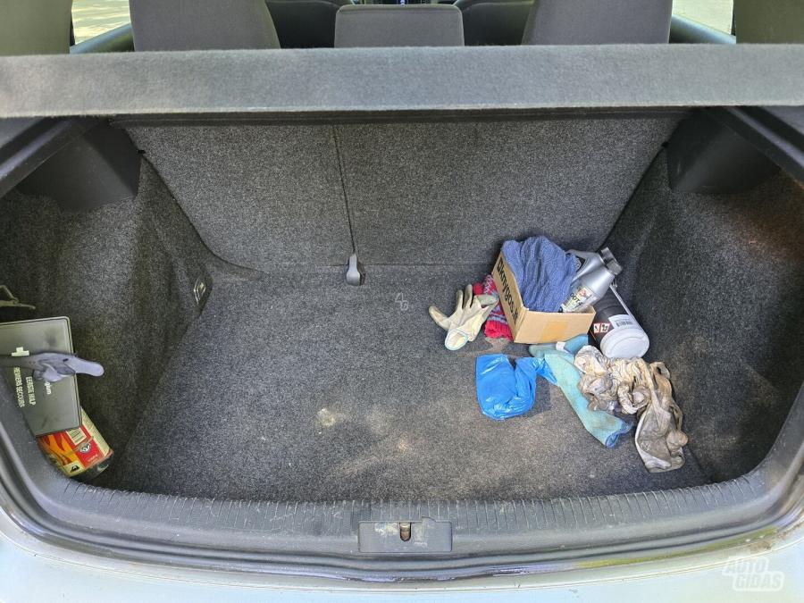 Grey Volkswagen Golf 2005 in Alytus, with an engine capacity of 1.90 L and mileage of 295 thousand km for 999 €, photo 13 on AUTOMOTO.COM.LV