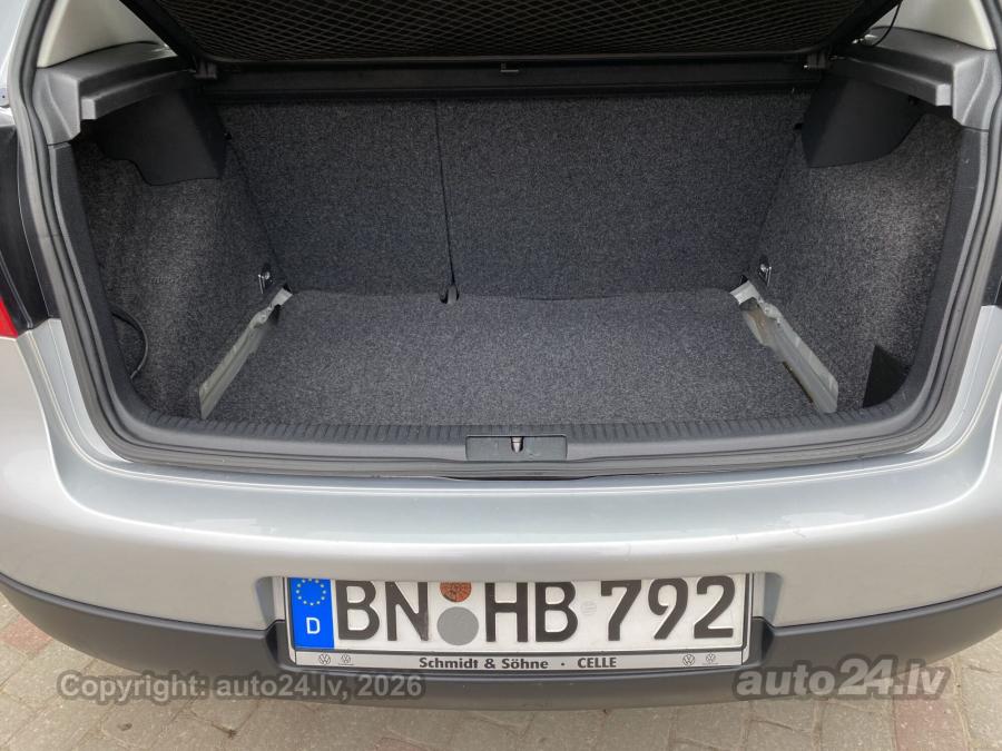 Pelēks Volkswagen Golf 2005 Tartu, ar dzinēja tilpumu 1.40 L un nobraukumu 147 tūkst. km par 3999 €, foto 19 vietnē AUTOMOTO.COM.LV