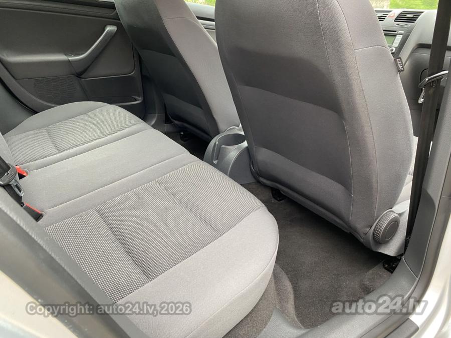 Pelēks Volkswagen Golf 2005 Tartu, ar dzinēja tilpumu 1.40 L un nobraukumu 147 tūkst. km par 3999 €, foto 28 vietnē AUTOMOTO.COM.LV