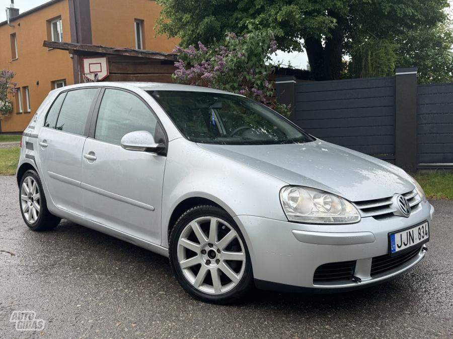 Pelēks Volkswagen Golf 2005 Panevēža, ar dzinēja tilpumu 1.90 L un nobraukumu 299 tūkst. km par 1899 €, foto 1 vietnē AUTOMOTO.COM.LV