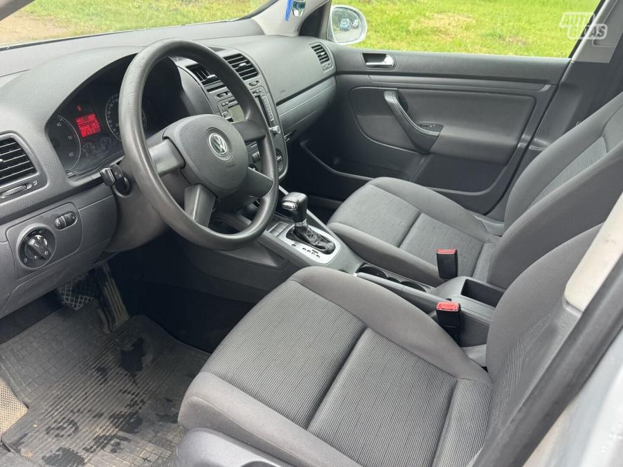 Pelēks Volkswagen Golf 2005 Panevēža, ar dzinēja tilpumu 1.90 L un nobraukumu 299 tūkst. km par 1899 €, foto 12 vietnē AUTOMOTO.COM.LV