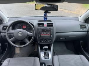 Pelēks Volkswagen Golf 2005 Panevēža, ar dzinēja tilpumu 1.90 L un nobraukumu 299 tūkst. km par 1899 €, foto 14 vietnē AUTOMOTO.COM.LV