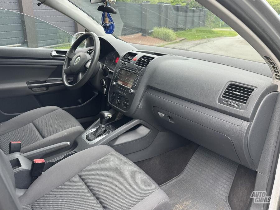 Pelēks Volkswagen Golf 2005 Panevēža, ar dzinēja tilpumu 1.90 L un nobraukumu 299 tūkst. km par 1899 €, foto 15 vietnē AUTOMOTO.COM.LV
