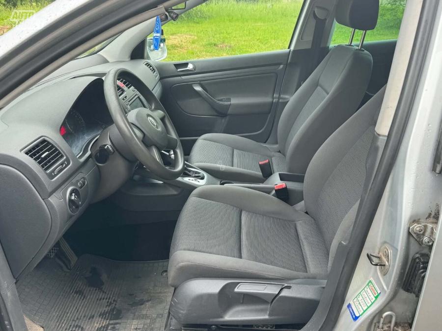 Pelēks Volkswagen Golf 2005 Panevēža, ar dzinēja tilpumu 1.90 L un nobraukumu 299 tūkst. km par 1850 €, foto 13 vietnē AUTOMOTO.COM.LV