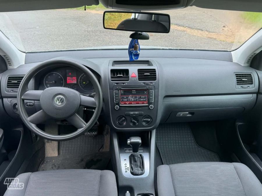 Pelēks Volkswagen Golf 2005 Panevēža, ar dzinēja tilpumu 1.90 L un nobraukumu 299 tūkst. km par 1850 €, foto 14 vietnē AUTOMOTO.COM.LV