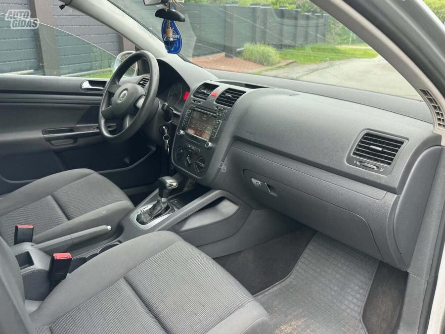 Pelēks Volkswagen Golf 2005 Panevēža, ar dzinēja tilpumu 1.90 L un nobraukumu 299 tūkst. km par 1850 €, foto 16 vietnē AUTOMOTO.COM.LV
