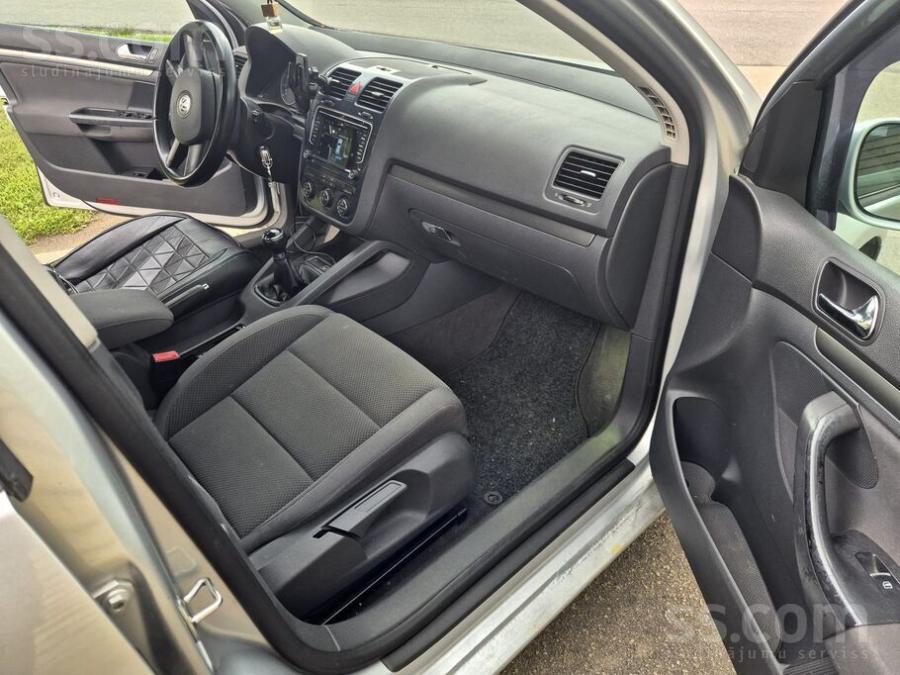 Grey Volkswagen Golf 2005 in Riga, with an engine capacity of 1.60 L and mileage of 360 thousand km for 2100 €, photo 3 on AUTOMOTO.COM.LV