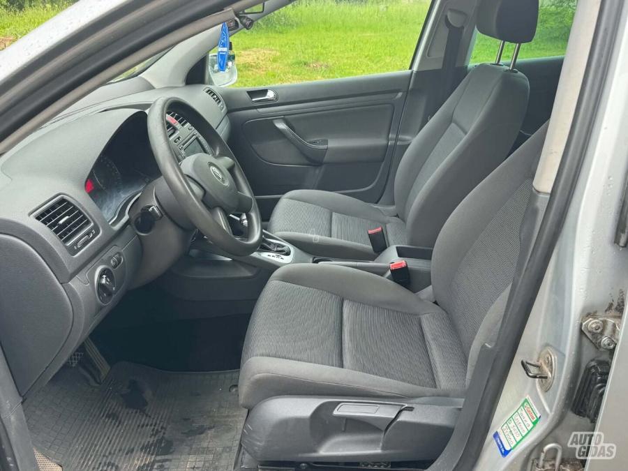 Pelēks Volkswagen Golf 2005 Panevēža, ar dzinēja tilpumu 1.90 L un nobraukumu 299 tūkst. km par 1799 €, foto 13 vietnē AUTOMOTO.COM.LV