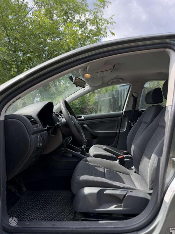 Grey Volkswagen Golf 2005 in Vilnius, with an engine capacity of 1.60 L and mileage of 278 thousand km for 1250 €, photo 6 on AUTOMOTO.COM.LV