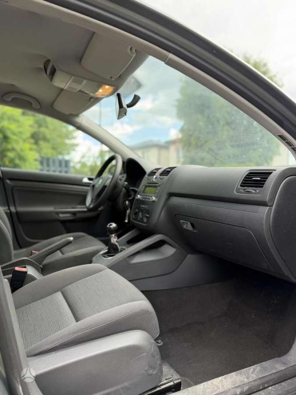 Grey Volkswagen Golf 2005 in Vilnius, with an engine capacity of 1.60 L and mileage of 278 thousand km for 1250 €, photo 7 on AUTOMOTO.COM.LV