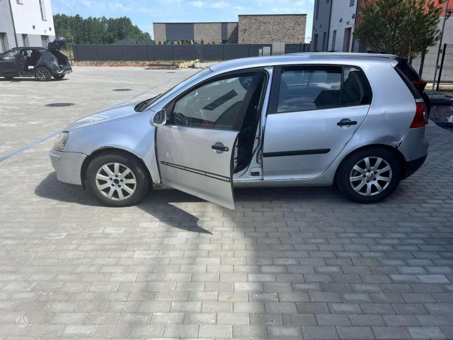 Pelēks Volkswagen Golf 2005 Viļņa, ar dzinēja tilpumu 1.90 L un nobraukumu 300 tūkst. km par 400 €, foto 3 vietnē AUTOMOTO.COM.LV