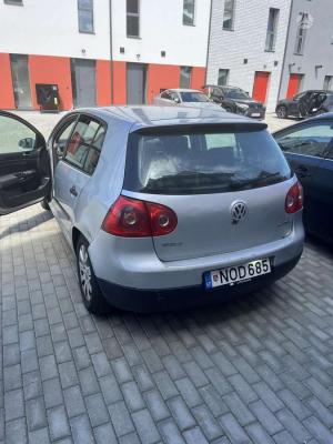 Pelēks Volkswagen Golf 2005 Viļņa, ar dzinēja tilpumu 1.90 L un nobraukumu 300 tūkst. km par 400 €, foto 4 vietnē AUTOMOTO.COM.LV