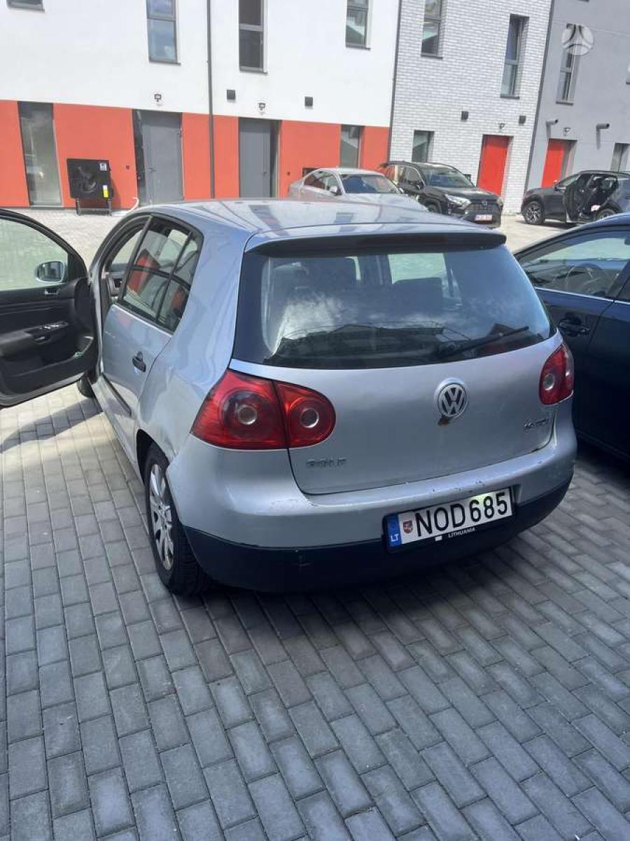 Pelēks Volkswagen Golf 2005 Viļņa, ar dzinēja tilpumu 1.90 L un nobraukumu 300 tūkst. km par 400 €, foto 4 vietnē AUTOMOTO.COM.LV