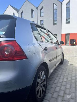 Pelēks Volkswagen Golf 2005 Viļņa, ar dzinēja tilpumu 1.90 L un nobraukumu 300 tūkst. km par 400 €, foto 6 vietnē AUTOMOTO.COM.LV