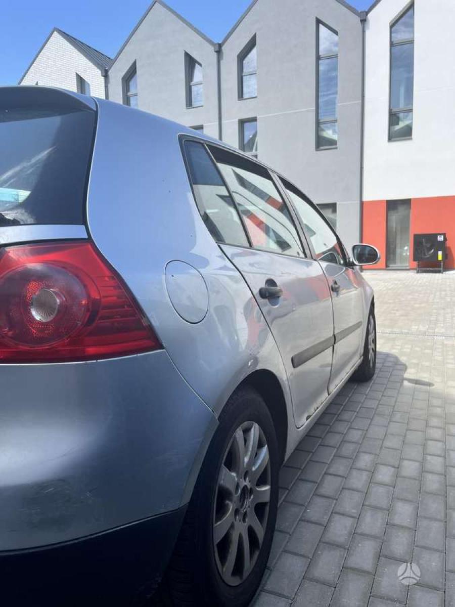 Pelēks Volkswagen Golf 2005 Viļņa, ar dzinēja tilpumu 1.90 L un nobraukumu 300 tūkst. km par 400 €, foto 6 vietnē AUTOMOTO.COM.LV