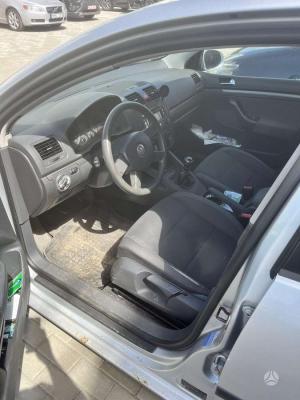 Pelēks Volkswagen Golf 2005 Viļņa, ar dzinēja tilpumu 1.90 L un nobraukumu 300 tūkst. km par 400 €, foto 7 vietnē AUTOMOTO.COM.LV