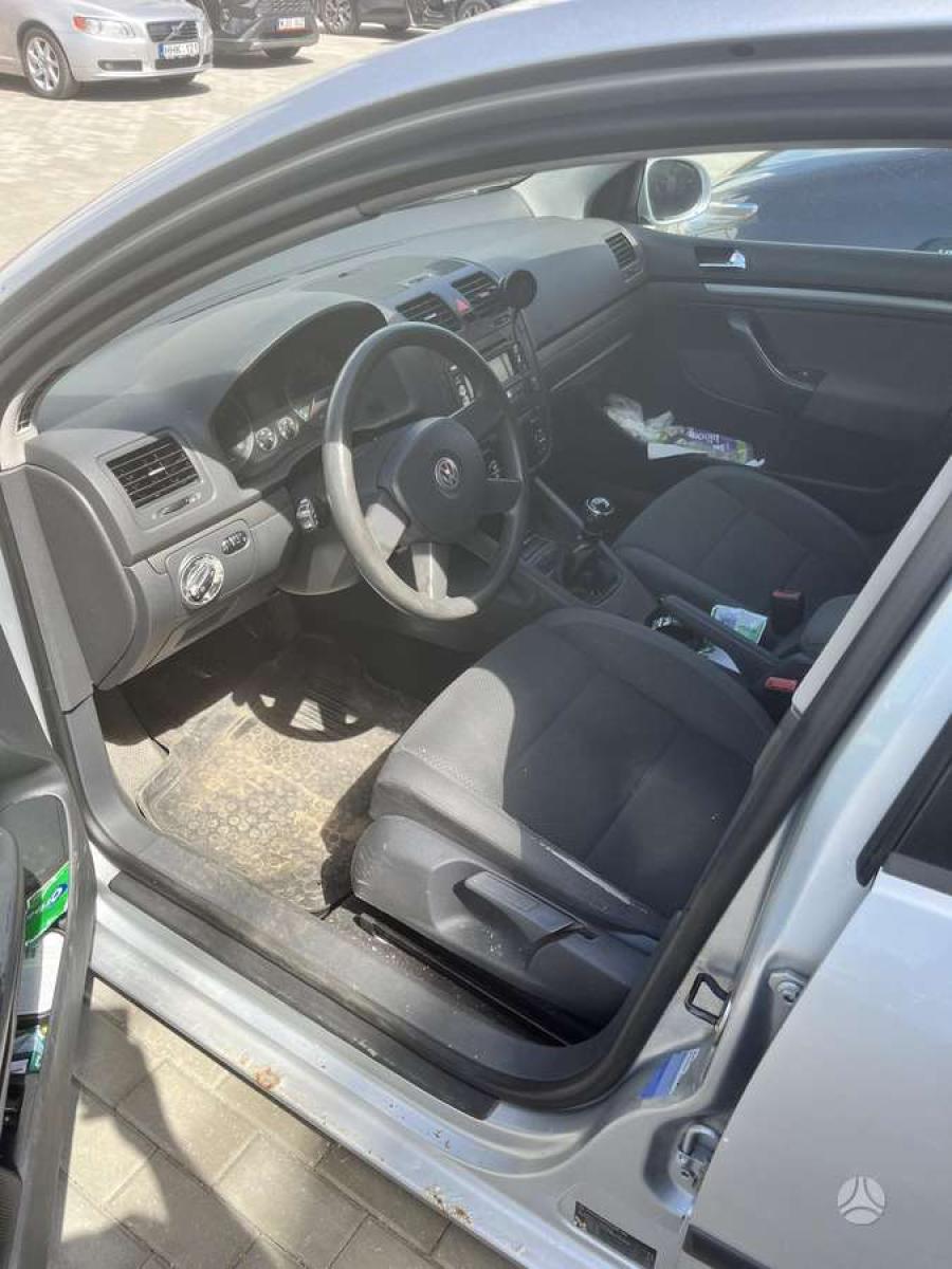 Pelēks Volkswagen Golf 2005 Viļņa, ar dzinēja tilpumu 1.90 L un nobraukumu 300 tūkst. km par 400 €, foto 7 vietnē AUTOMOTO.COM.LV