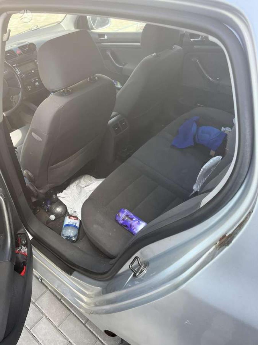 Pelēks Volkswagen Golf 2005 Viļņa, ar dzinēja tilpumu 1.90 L un nobraukumu 300 tūkst. km par 400 €, foto 9 vietnē AUTOMOTO.COM.LV