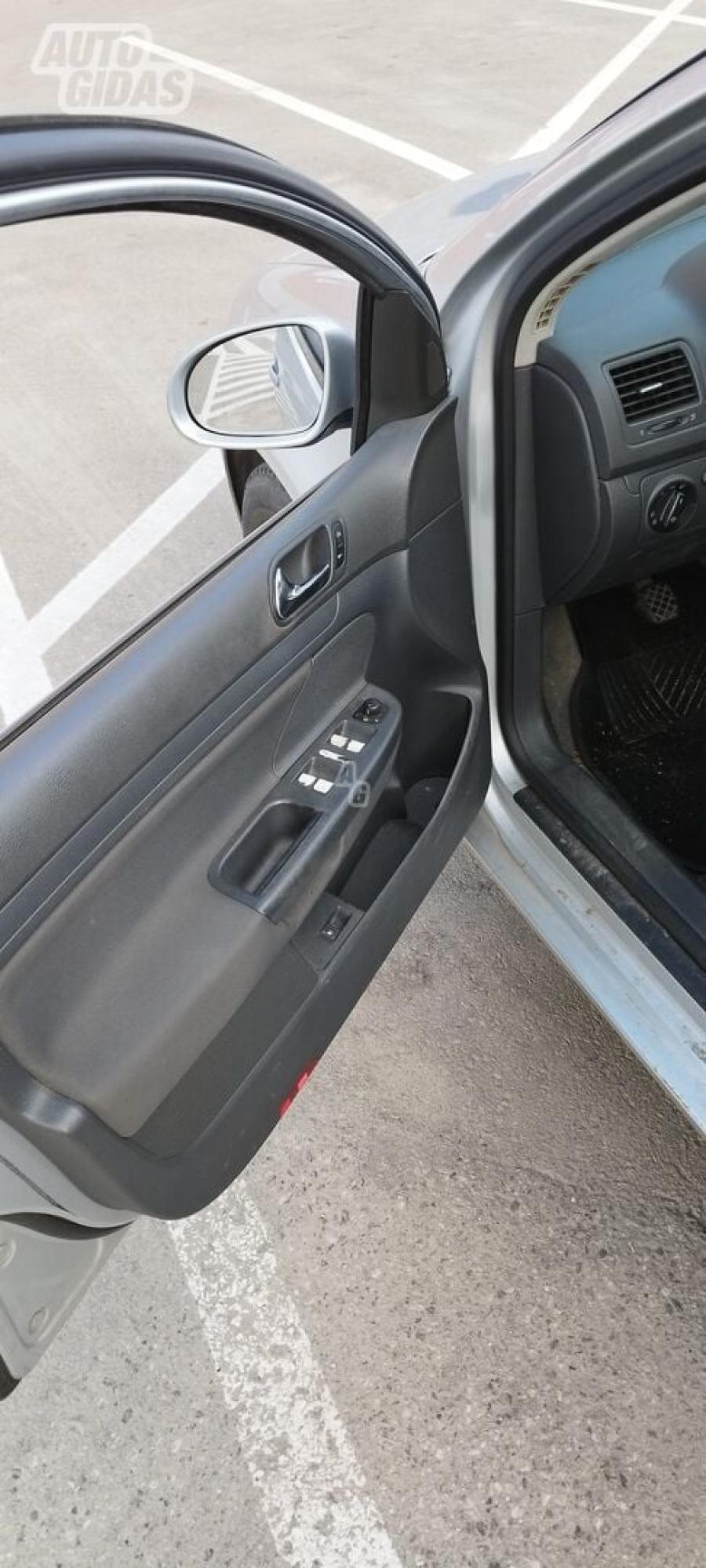 Pelēks Volkswagen Golf 2005 Alīta, ar dzinēja tilpumu 1.60 L un nobraukumu 240 tūkst. km par 850 €, foto 12 vietnē AUTOMOTO.COM.LV