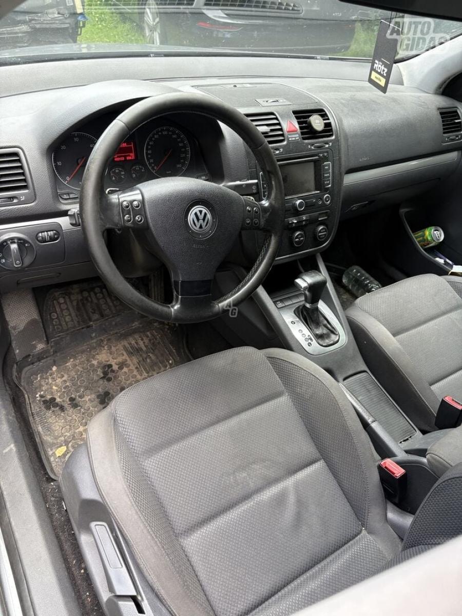 Pelēks Volkswagen Golf 2005 Raseiniai, ar dzinēja tilpumu 2.00 L un nobraukumu 402 tūkst. km par 1500 €, foto 7 vietnē AUTOMOTO.COM.LV