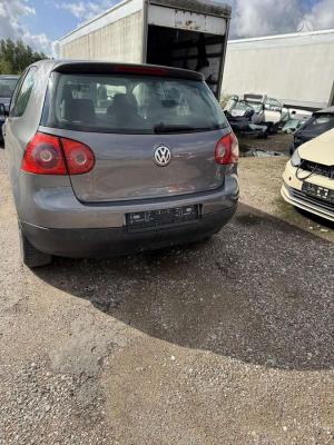 Pelēks Volkswagen Golf 2005 Jurbarkas, ar dzinēja tilpumu 1.90 L un nobraukumu 270 tūkst. km par 1899 €, foto 7 vietnē AUTOMOTO.COM.LV
