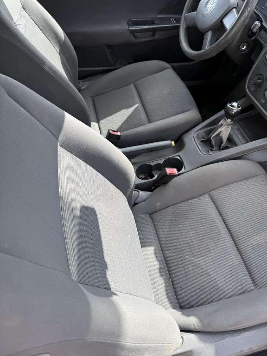 Pelēks Volkswagen Golf 2005 Jurbarkas, ar dzinēja tilpumu 1.90 L un nobraukumu 270 tūkst. km par 1899 €, foto 8 vietnē AUTOMOTO.COM.LV