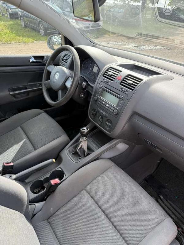 Grey Volkswagen Golf 2005 in Jurbarkas, with an engine capacity of 1.90 L and mileage of 270 thousand km for 1899 €, photo 8 on AUTOMOTO.COM.LV