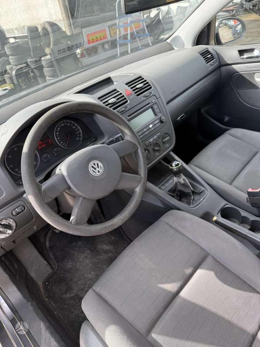 Pelēks Volkswagen Golf 2005 Jurbarkas, ar dzinēja tilpumu 1.90 L un nobraukumu 270 tūkst. km par 1899 €, foto 13 vietnē AUTOMOTO.COM.LV