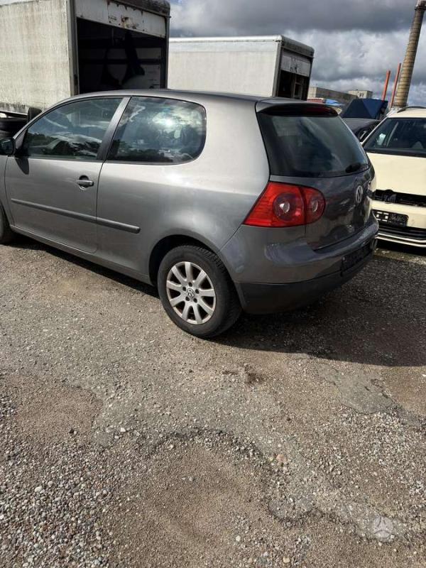 Grey Volkswagen Golf 2005 in Jurbarkas, with an engine capacity of 1.90 L and mileage of 270 thousand km for 1899 €, photo 6 on AUTOMOTO.COM.LV