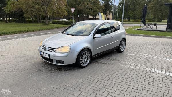 Pelēks Volkswagen Golf 2005 Viļņa, ar dzinēja tilpumu 1.90 L un nobraukumu 300 tūkst. km par 1350 €, foto 1 vietnē AUTOMOTO.COM.LV