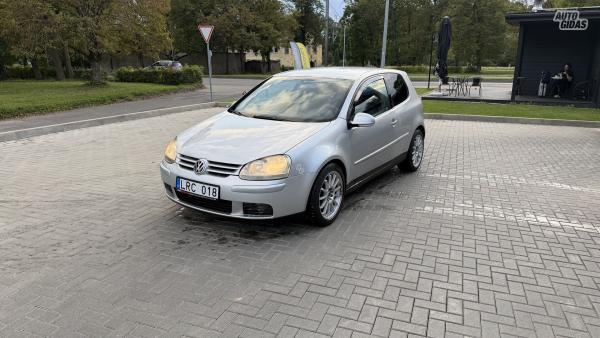 Pelēks Volkswagen Golf 2005 Viļņa, ar dzinēja tilpumu 1.90 L un nobraukumu 300 tūkst. km par 1350 €, foto 3 vietnē AUTOMOTO.COM.LV