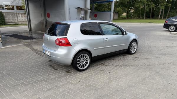 Pelēks Volkswagen Golf 2005 Viļņa, ar dzinēja tilpumu 1.90 L un nobraukumu 300 tūkst. km par 1350 €, foto 5 vietnē AUTOMOTO.COM.LV