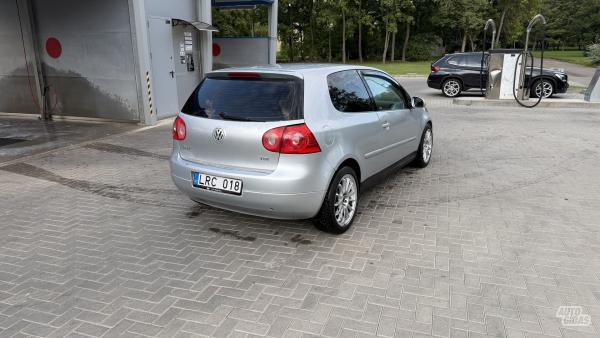 Pelēks Volkswagen Golf 2005 Viļņa, ar dzinēja tilpumu 1.90 L un nobraukumu 300 tūkst. km par 1350 €, foto 6 vietnē AUTOMOTO.COM.LV