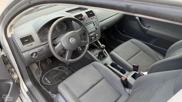 Pelēks Volkswagen Golf 2005 Viļņa, ar dzinēja tilpumu 1.90 L un nobraukumu 300 tūkst. km par 1350 €, foto 8 vietnē AUTOMOTO.COM.LV