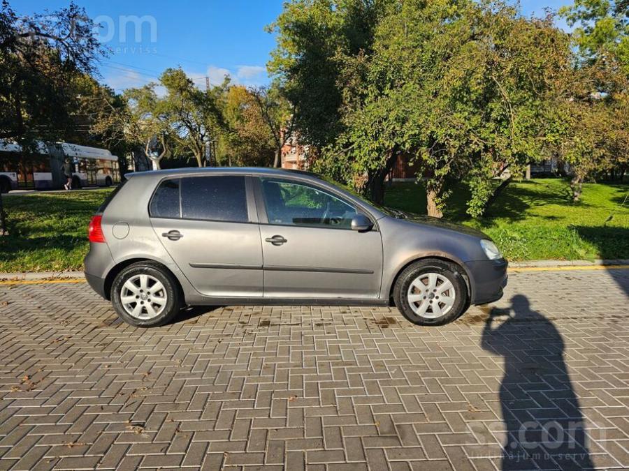 Grey Volkswagen Golf 2005 in Riga, with an engine capacity of 1.60 L and mileage of 245 thousand km for 1399 €, photo 4 on AUTOMOTO.COM.LV