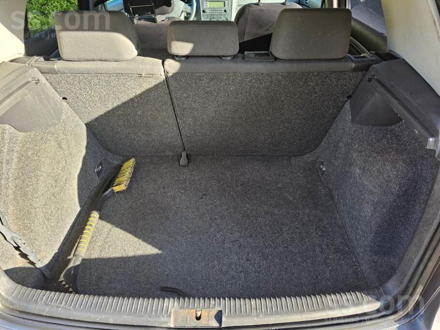 Grey Volkswagen Golf 2005 in Riga, with an engine capacity of 1.60 L and mileage of 245 thousand km for 1399 €, photo 7 on AUTOMOTO.COM.LV