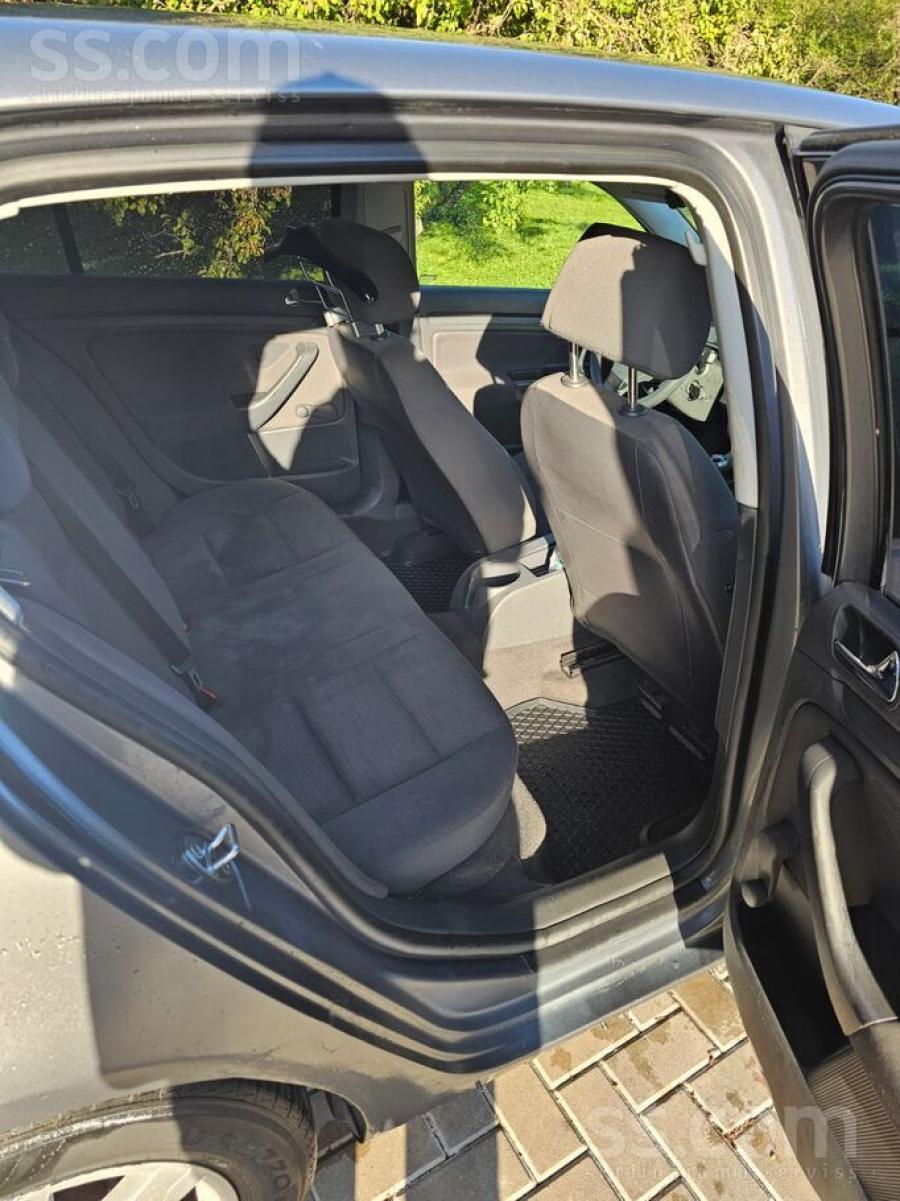 Grey Volkswagen Golf 2005 in Riga, with an engine capacity of 1.60 L and mileage of 245 thousand km for 1399 €, photo 8 on AUTOMOTO.COM.LV