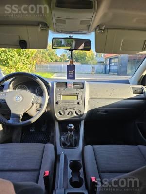 Grey Volkswagen Golf 2005 in Riga, with an engine capacity of 1.60 L and mileage of 245 thousand km for 1399 €, photo 11 on AUTOMOTO.COM.LV