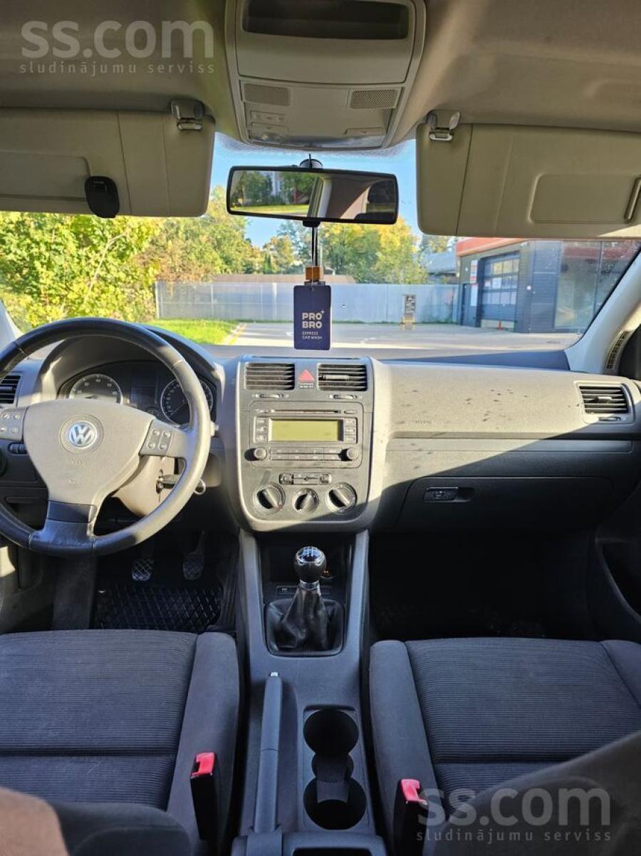 Grey Volkswagen Golf 2005 in Riga, with an engine capacity of 1.60 L and mileage of 245 thousand km for 1399 €, photo 11 on AUTOMOTO.COM.LV