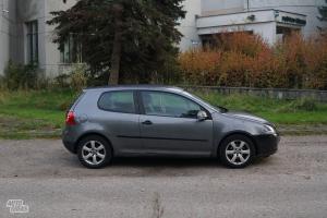 Pelēks Volkswagen Golf 2005 Viļņa, ar dzinēja tilpumu 1.90 L un nobraukumu 242 tūkst. km par 950 €, foto 4 vietnē AUTOMOTO.COM.LV