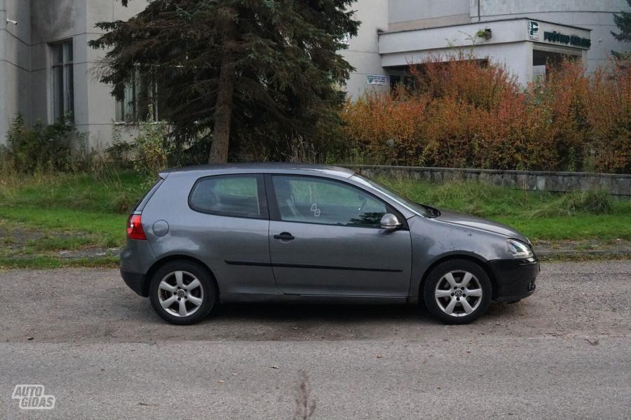 Pelēks Volkswagen Golf 2005 Viļņa, ar dzinēja tilpumu 1.90 L un nobraukumu 242 tūkst. km par 950 €, foto 4 vietnē AUTOMOTO.COM.LV