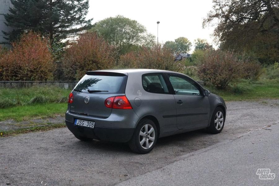 Pelēks Volkswagen Golf 2005 Viļņa, ar dzinēja tilpumu 1.90 L un nobraukumu 242 tūkst. km par 950 €, foto 5 vietnē AUTOMOTO.COM.LV